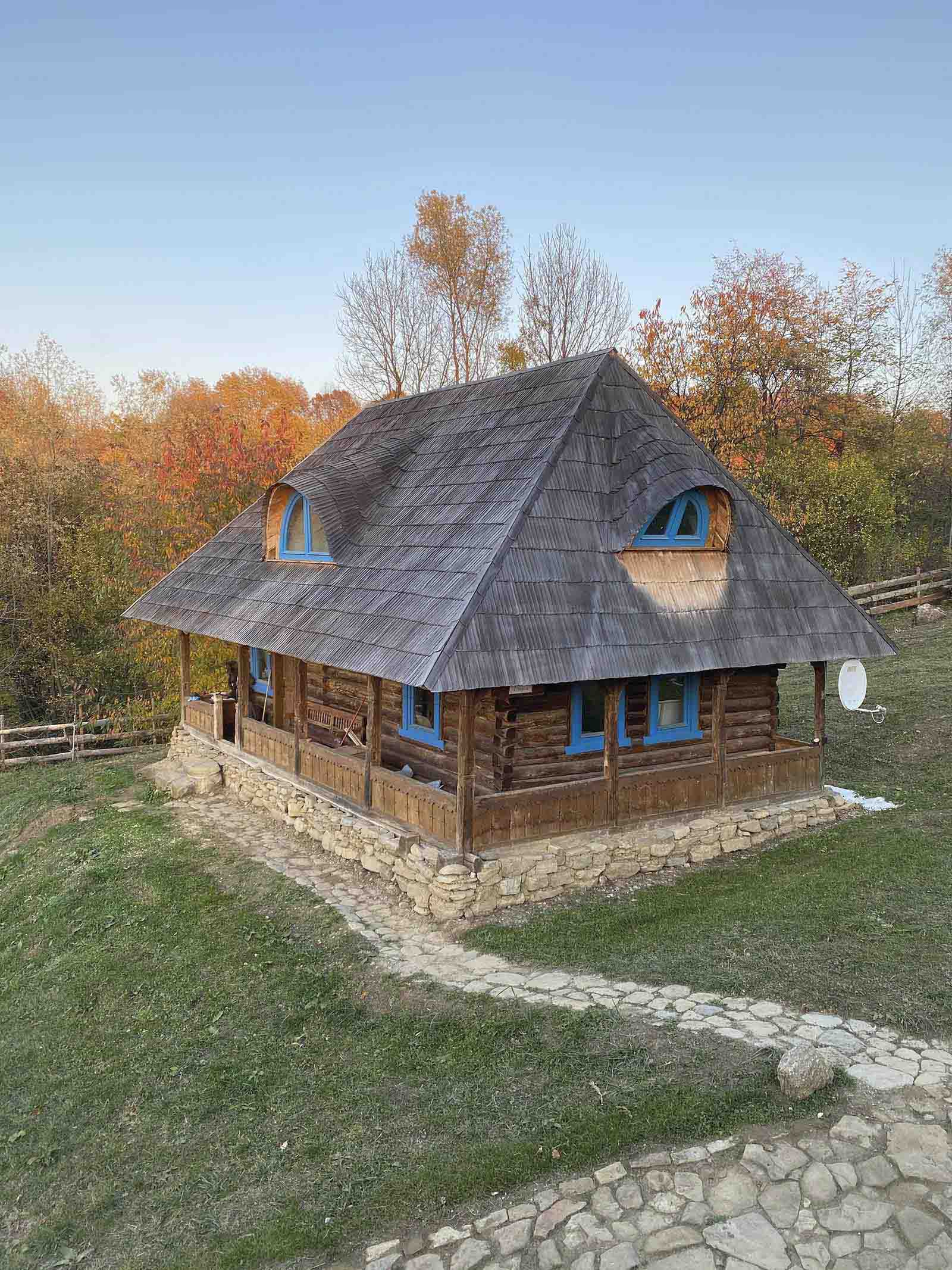 Albastru și Origini: o incursiune în satul contemporan – igloo