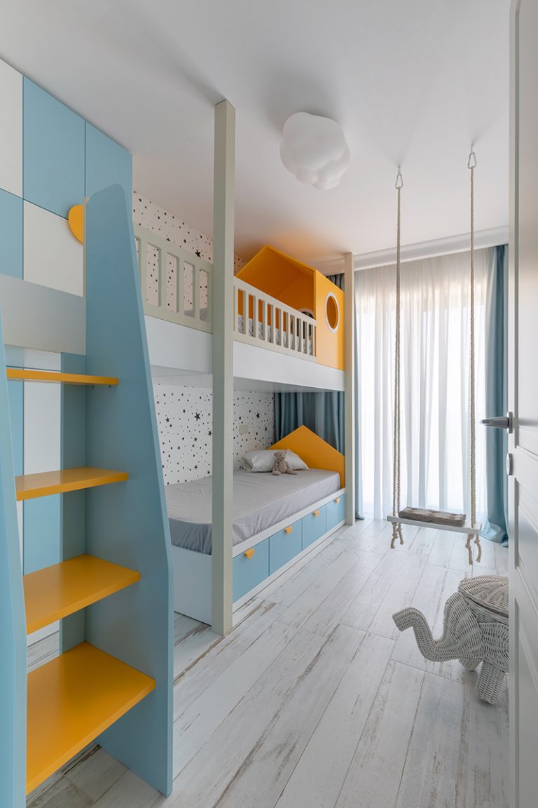 Texturi de lemn și detalii sofisticate într-un apartament de inspirație ...