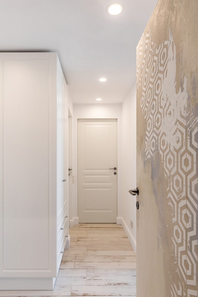 Texturi de lemn și detalii sofisticate într-un apartament de inspirație ...